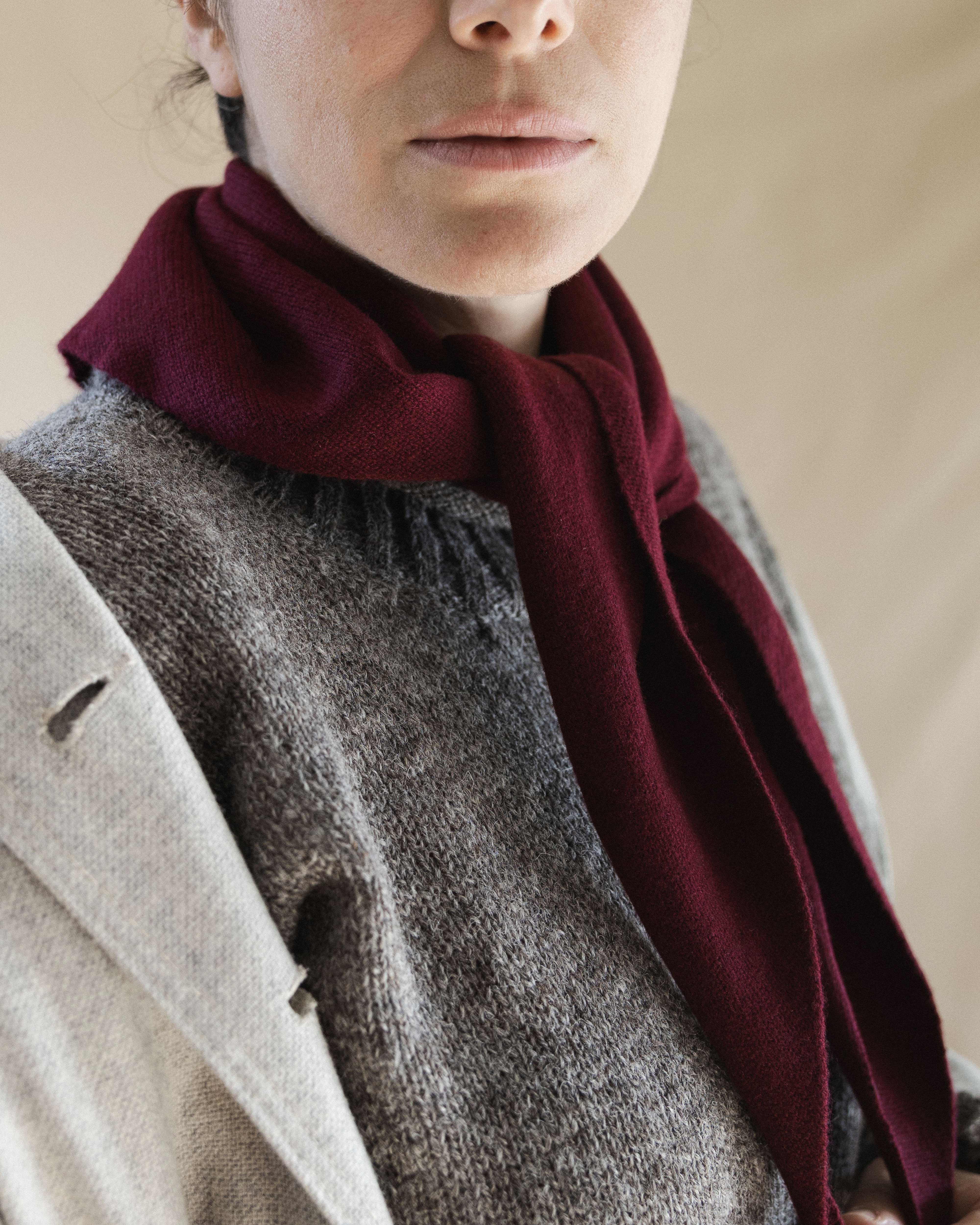 Merino Triangle Scarf – Burgundy – Òr
